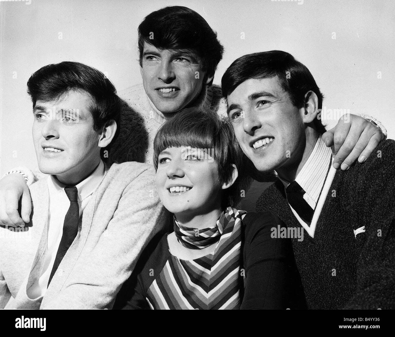 Cilla Black Pop-Sängerin Entertainerin mit The Bachelor 1966 L R John ...