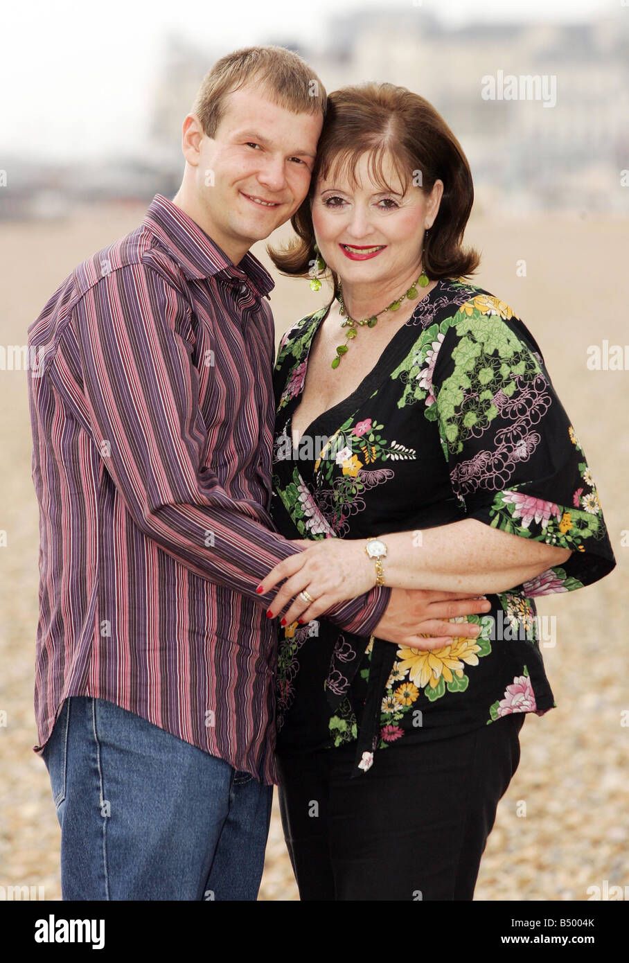 Norma & Chris Harvey Frim Brightonm Sussex.; Norma Harvey ist 32 Jahre älter als Chris und sie ...