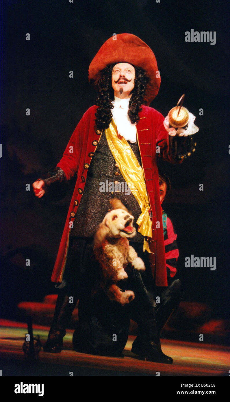 Lesley Grantham als Captain Hook in der Pantomime Peter Pan im Theatre ...