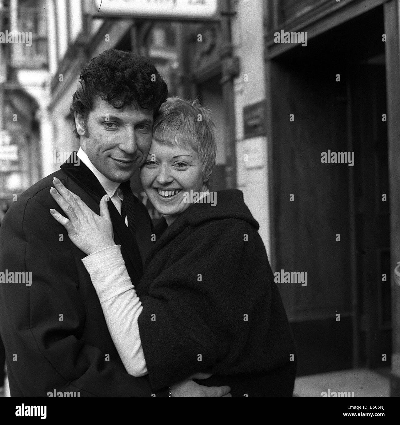 Popstar Tom Jones und seine Frau Lyn Jones in London tun einige Haus ...