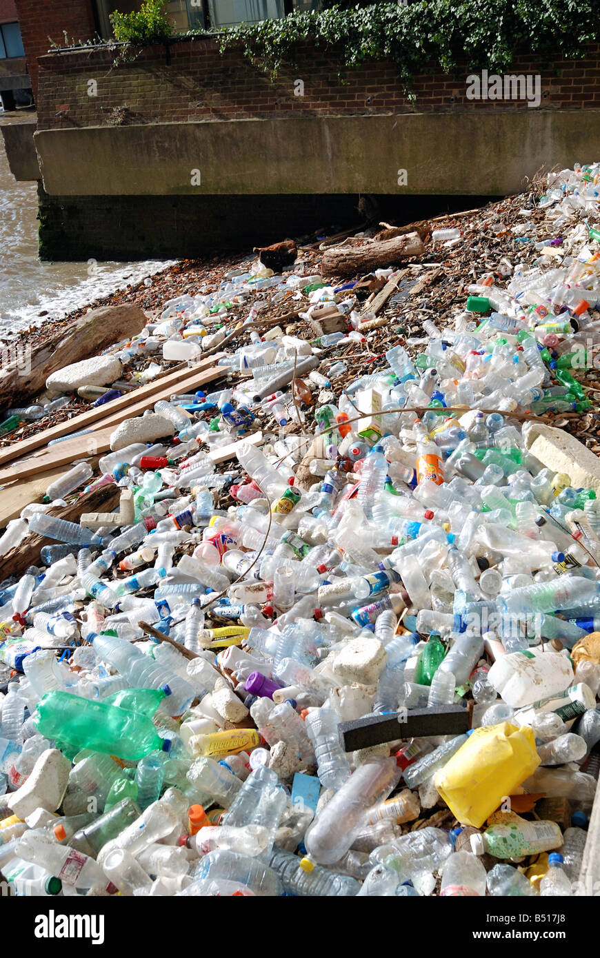 Fluss Plastikverschmutzung Stockfotos und -bilder Kaufen - Alamy