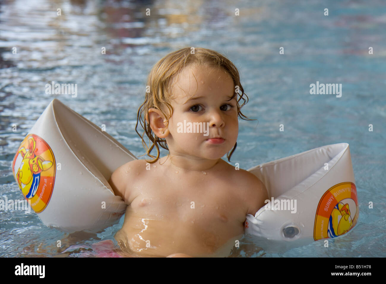 kleines Mädchen mit Schwimmflügeln im Wasser Stockfoto, Bild: 20319132 ...