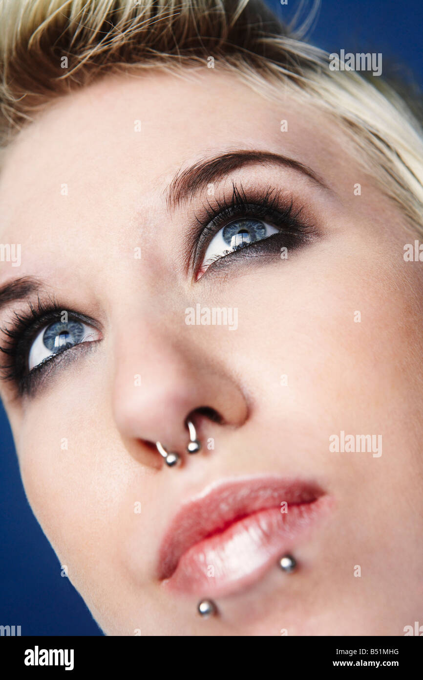 Teen mit nasenring -Fotos und -Bildmaterial in hoher Auflösung – Alamy