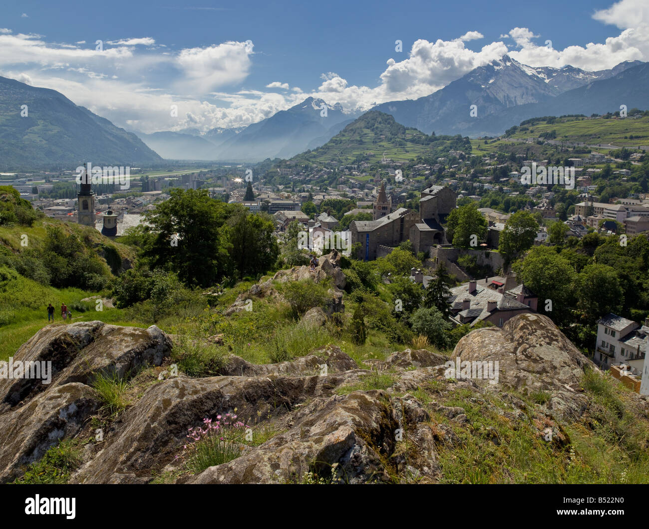 SION, DER HAUPTSTADT DES KANTONS WALLIS IN DER RHÔNE-TAL-BLICK VOM NR ...
