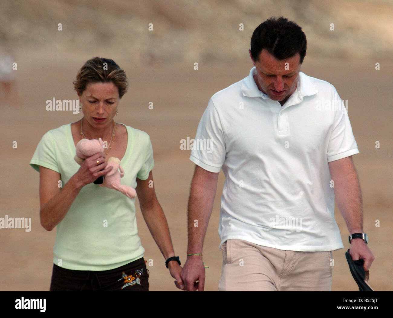 Eltern von vermissten Madeleine Gerry und Kate McCann gehen am Strand ...