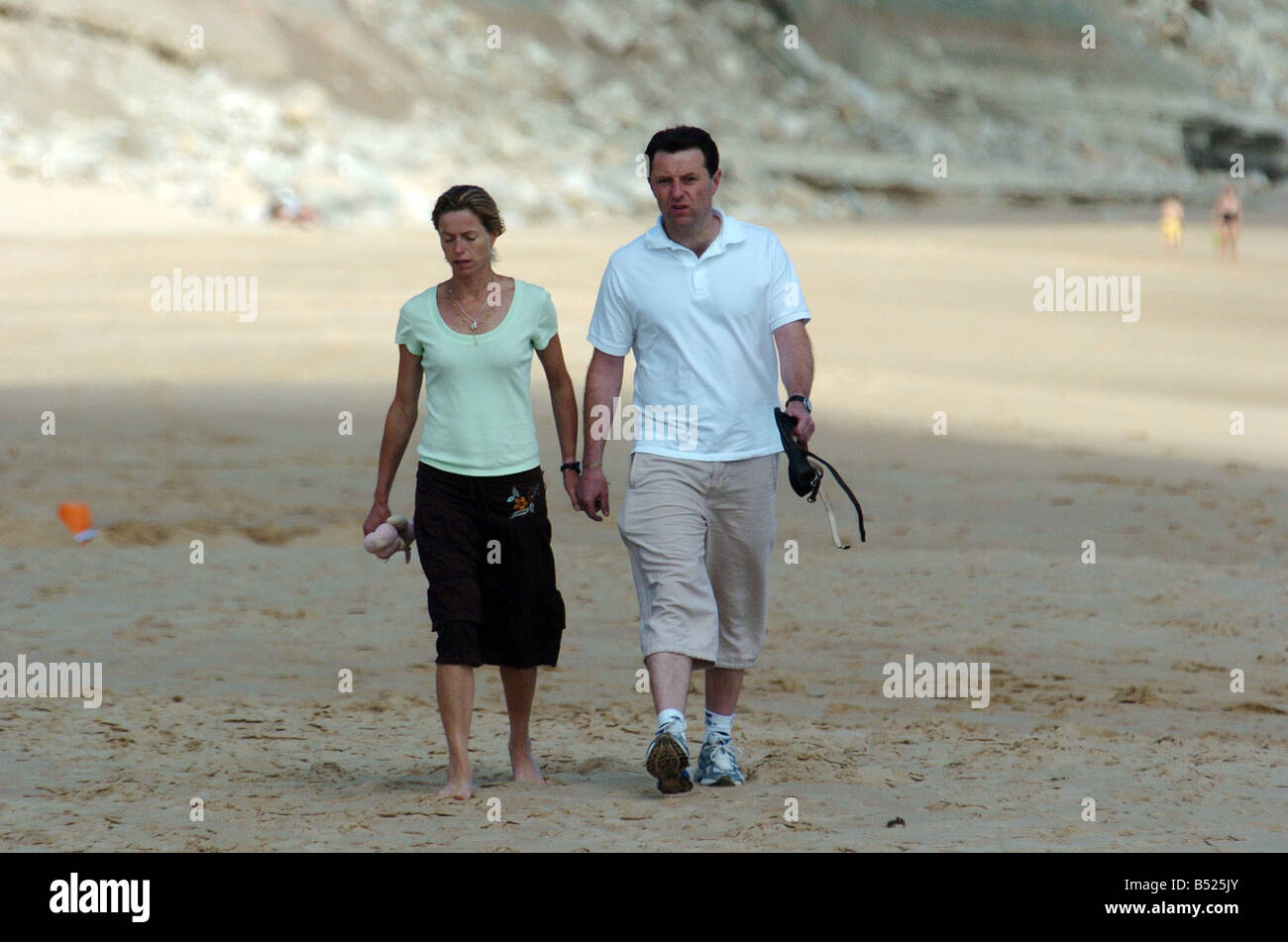 Eltern von vermissten Madeleine Gerry und Kate McCann gehen am Strand ...