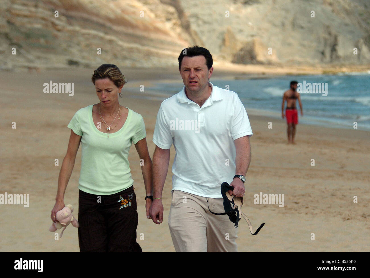Eltern von vermissten Madeleine Gerry und Kate McCann gehen am Strand ...