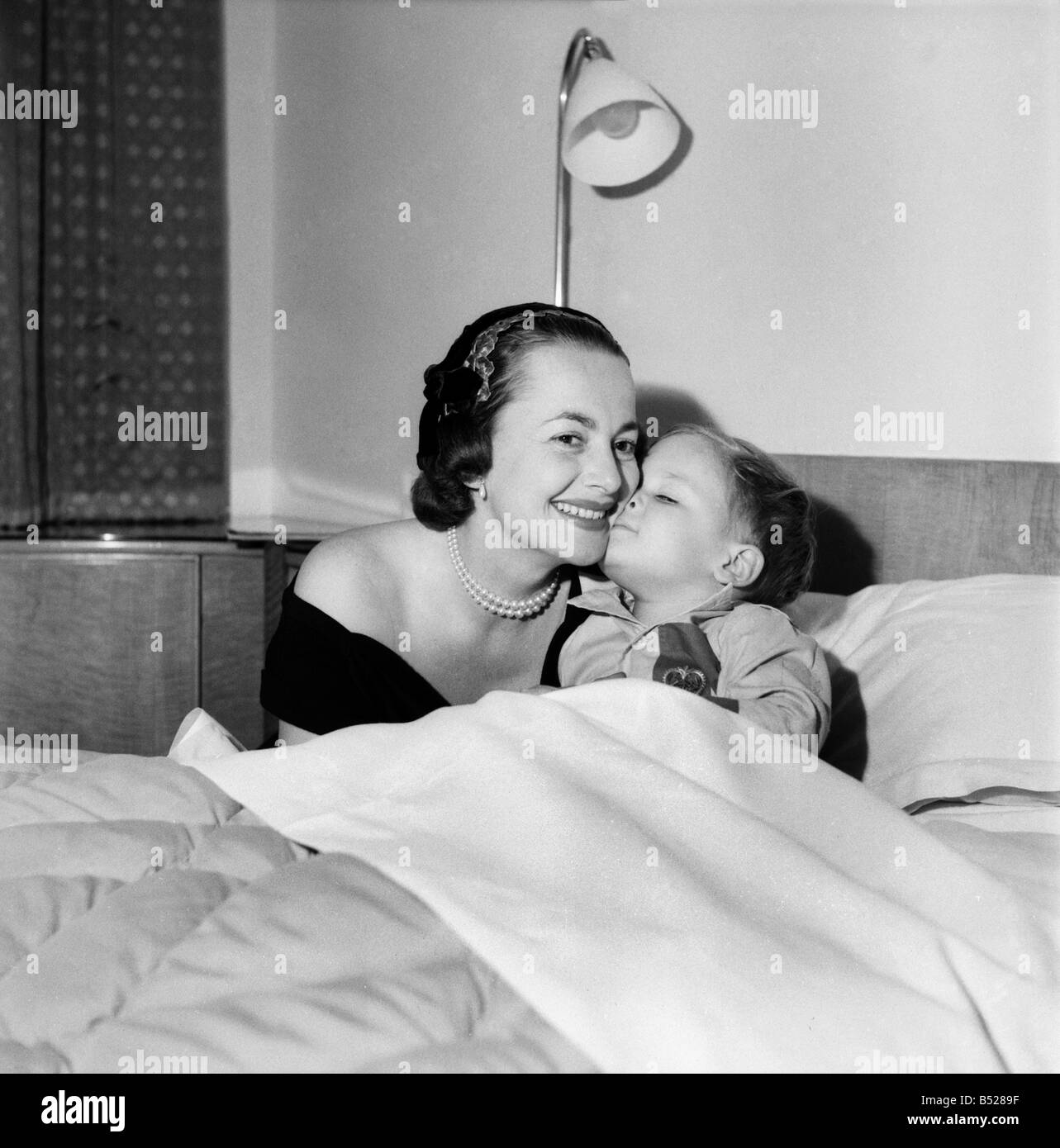 Olivia De Havilland hier mit ihrem Sohn zu sehen. Kann 1953 D2326-002 ...