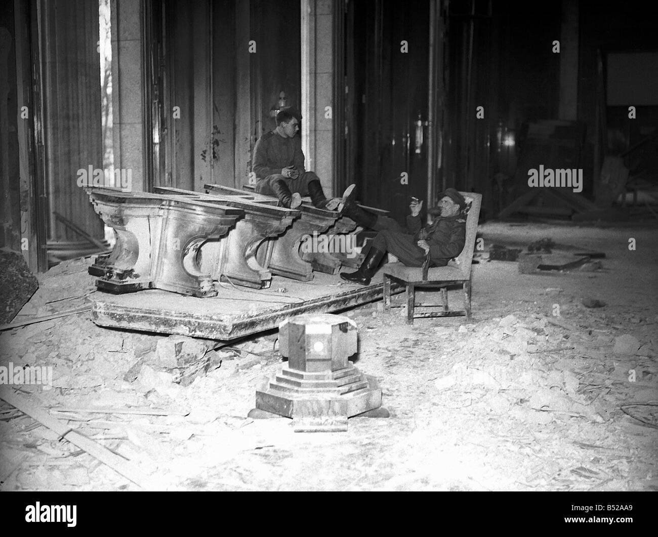 Zwei Mitglieder der russischen Roten Armee in den Ruinen von Adolf ...