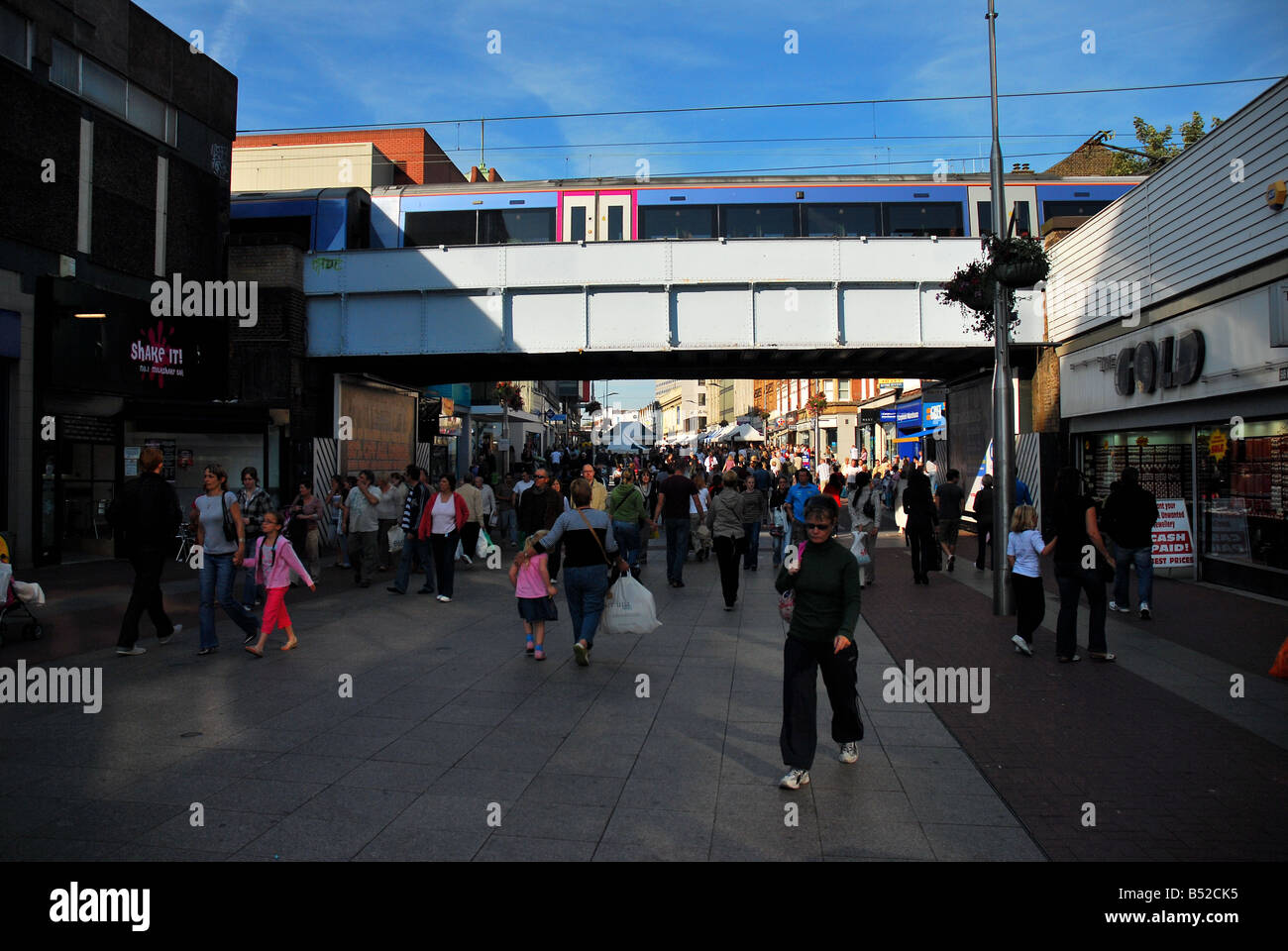 Einkaufszentrum menschenmengen -Fotos und -Bildmaterial in hoher ...
