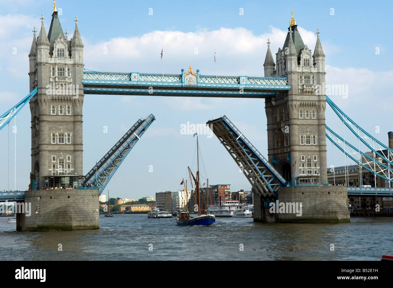 Tower Bridge wird geöffnet, um den Durchgang von einem hohen Masten ...