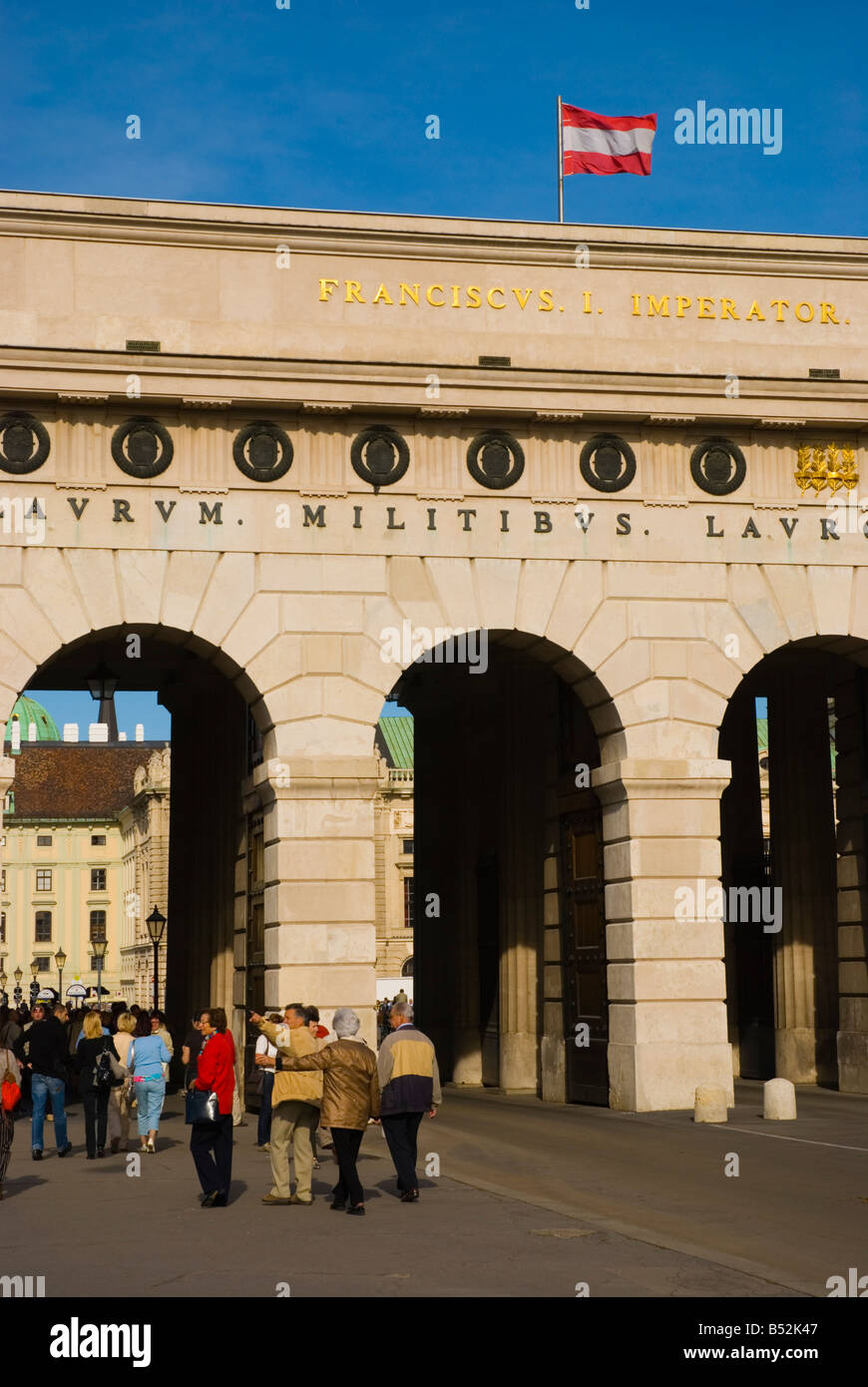 Vienna gate square -Fotos und -Bildmaterial in hoher Auflösung – Alamy