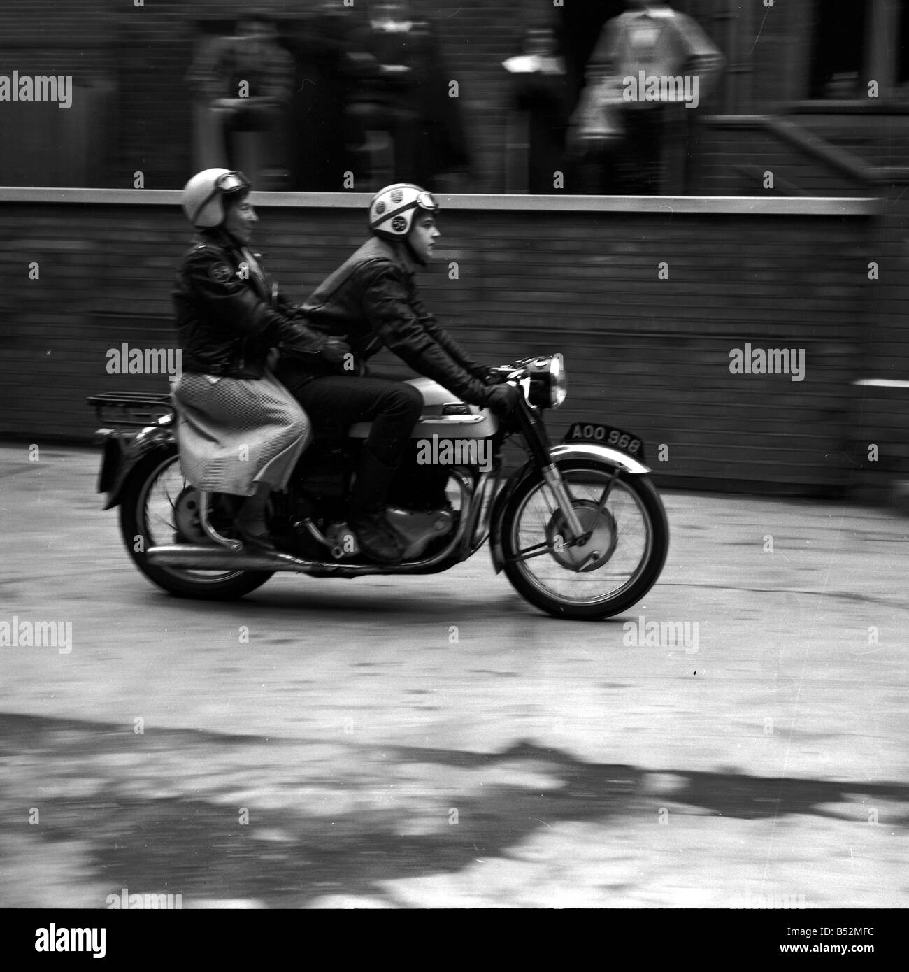 Mit ihrem Helm auf Messe und Platz und Brille wieder umgedreht, 80 ...