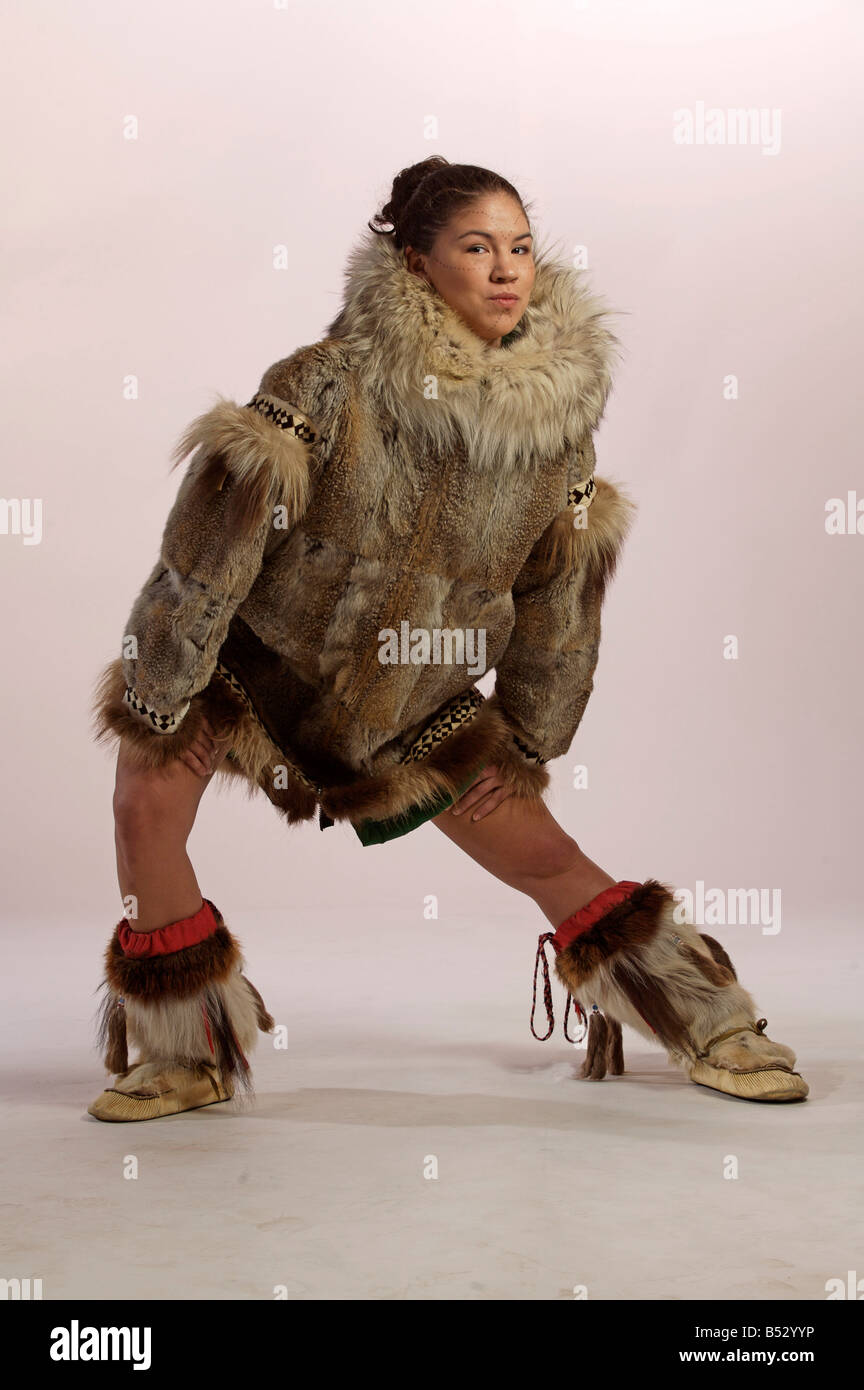Native Alaskan Inupiat Frau Wolf Pelzmantel in Studio Alaska ...