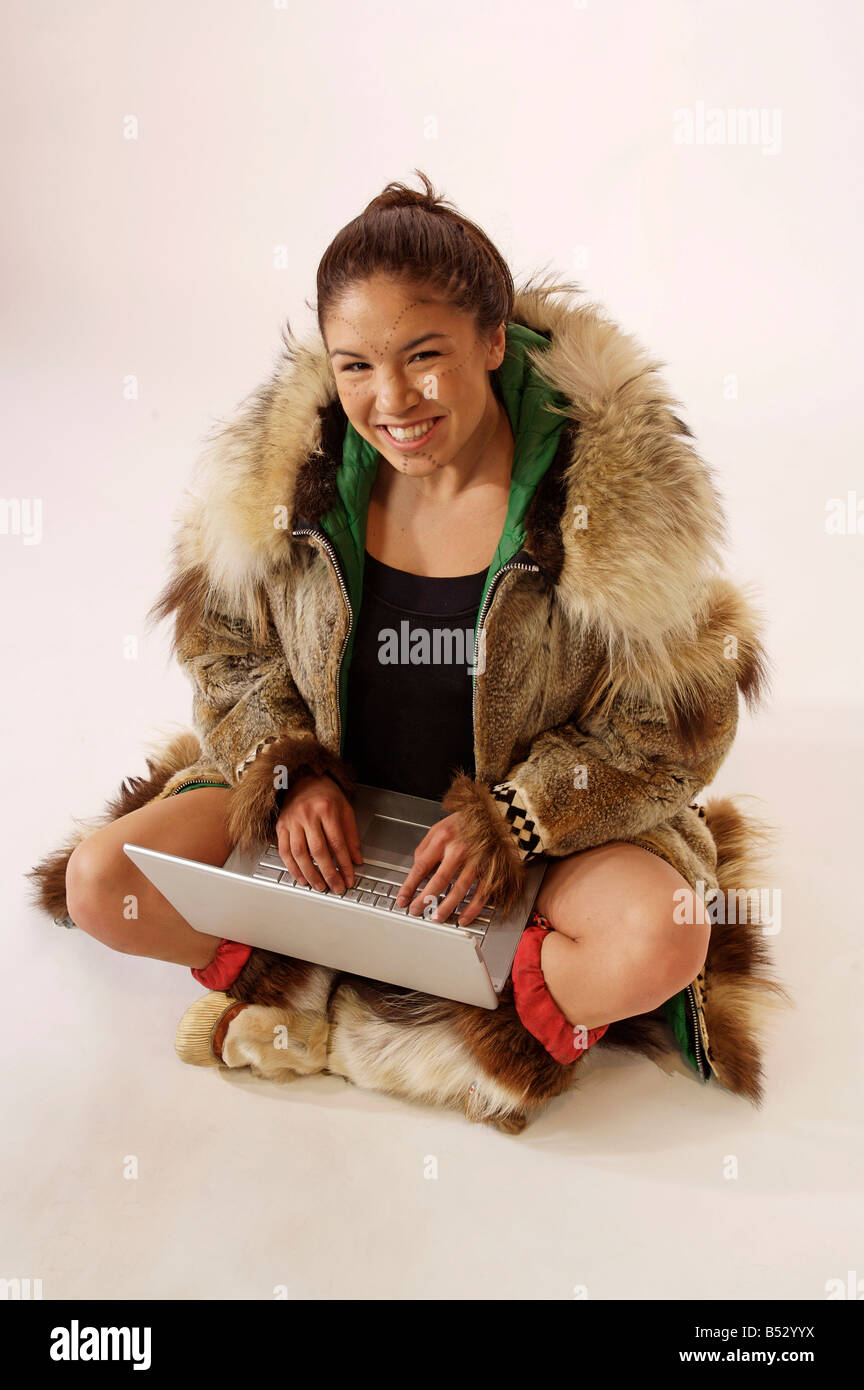 Native Alaskan Inupiat Frau Wolf Pelzmantel in Studio w / Laptop ...