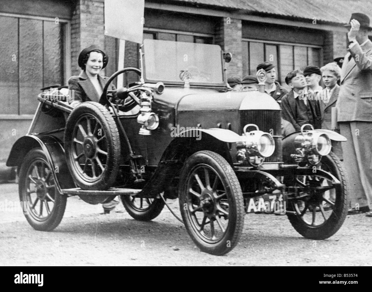 Frau Kay Petre, dem berühmten Brooklands-Fahrer hinter dem Lenkrad ...