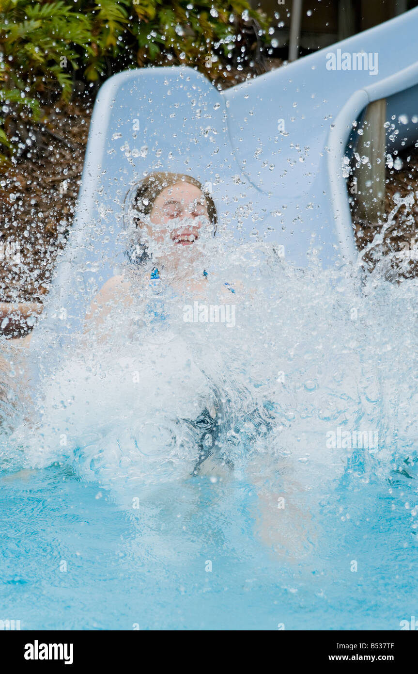 Wasserrutsche pool -Fotos und -Bildmaterial in hoher Auflösung – Alamy