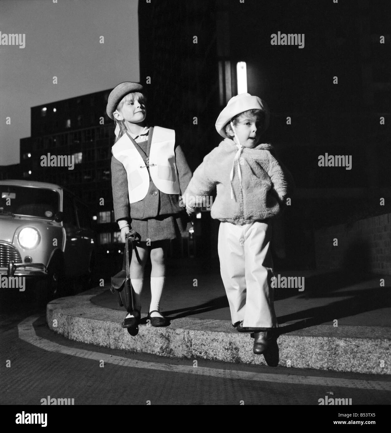 Bildung Kinder gehen zur Schule fluoreszierende Verschleiß. Hier von Joanne Plummer in der ...