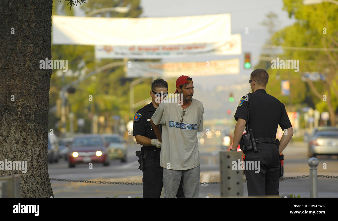 Strafverfolgung verhaften -Fotos und -Bildmaterial in hoher Auflösung ...