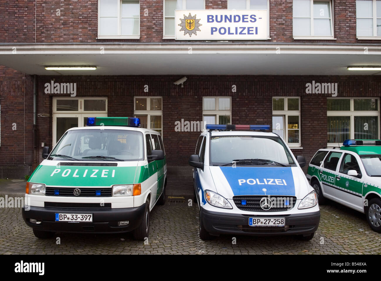 alten Stil grün und neuen Stil blau Polizeiautos aufgereiht sind vor ...