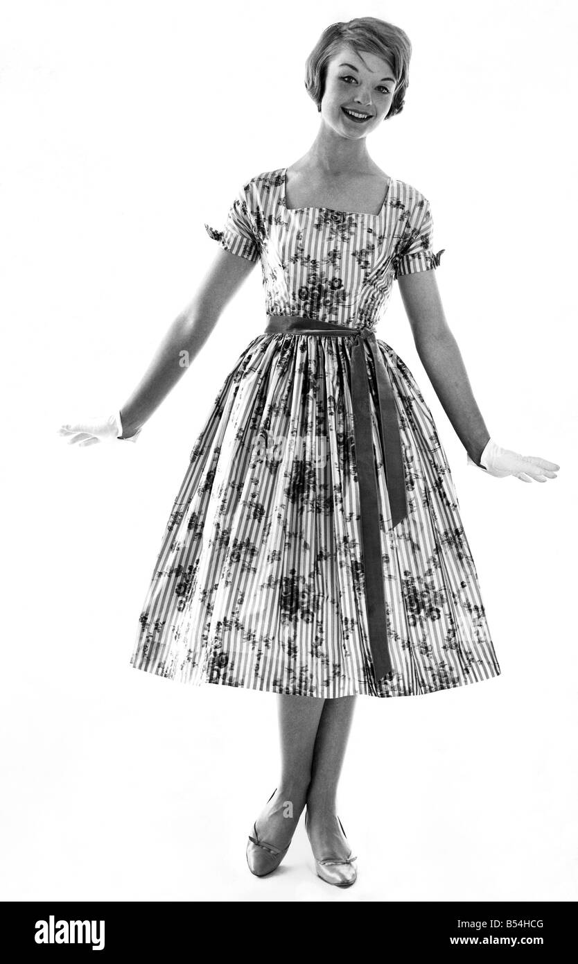 1958 fashion model Schwarzweiß-Stockfotos und -bilder - Alamy