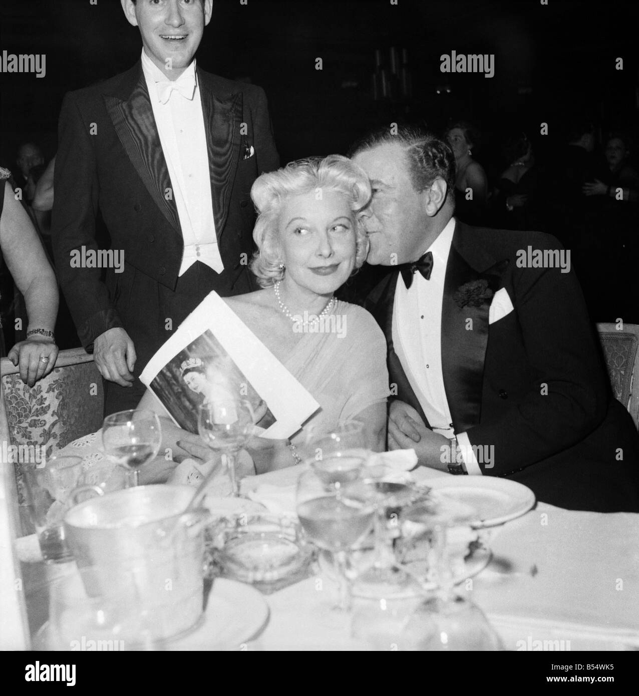 Mode-Designer Norman Hartnell mit Frances Day Schauspielerin und ...