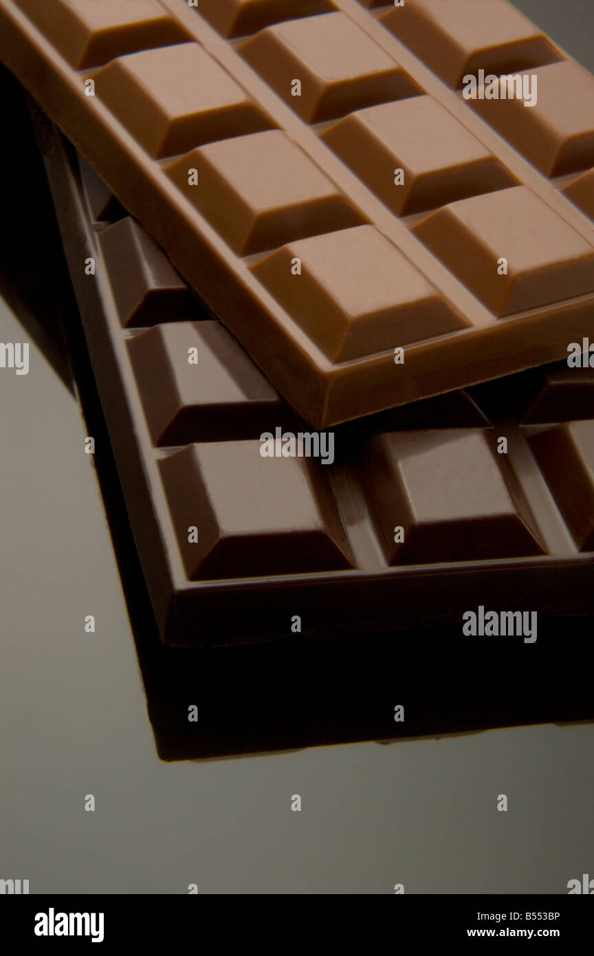 Schoko-Riegel auf dunkle Schokolade Sirup Stockfotografie - Alamy