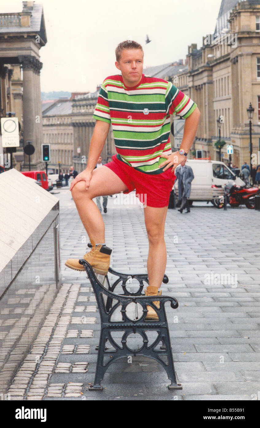 Ein junger Mann posiert in der neuesten Sommerkleidung und Shorts nicht ... Ein junger Mann posiert in der neuesten Sommerkleidung und Shorts nicht ...
