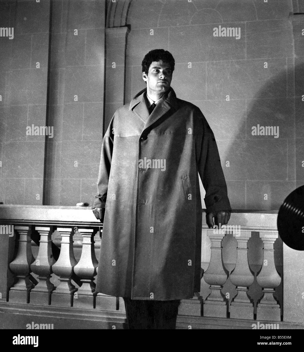 40er Jahre Mode: männliche Schaufensterpuppe Christian Marquant trägt ...