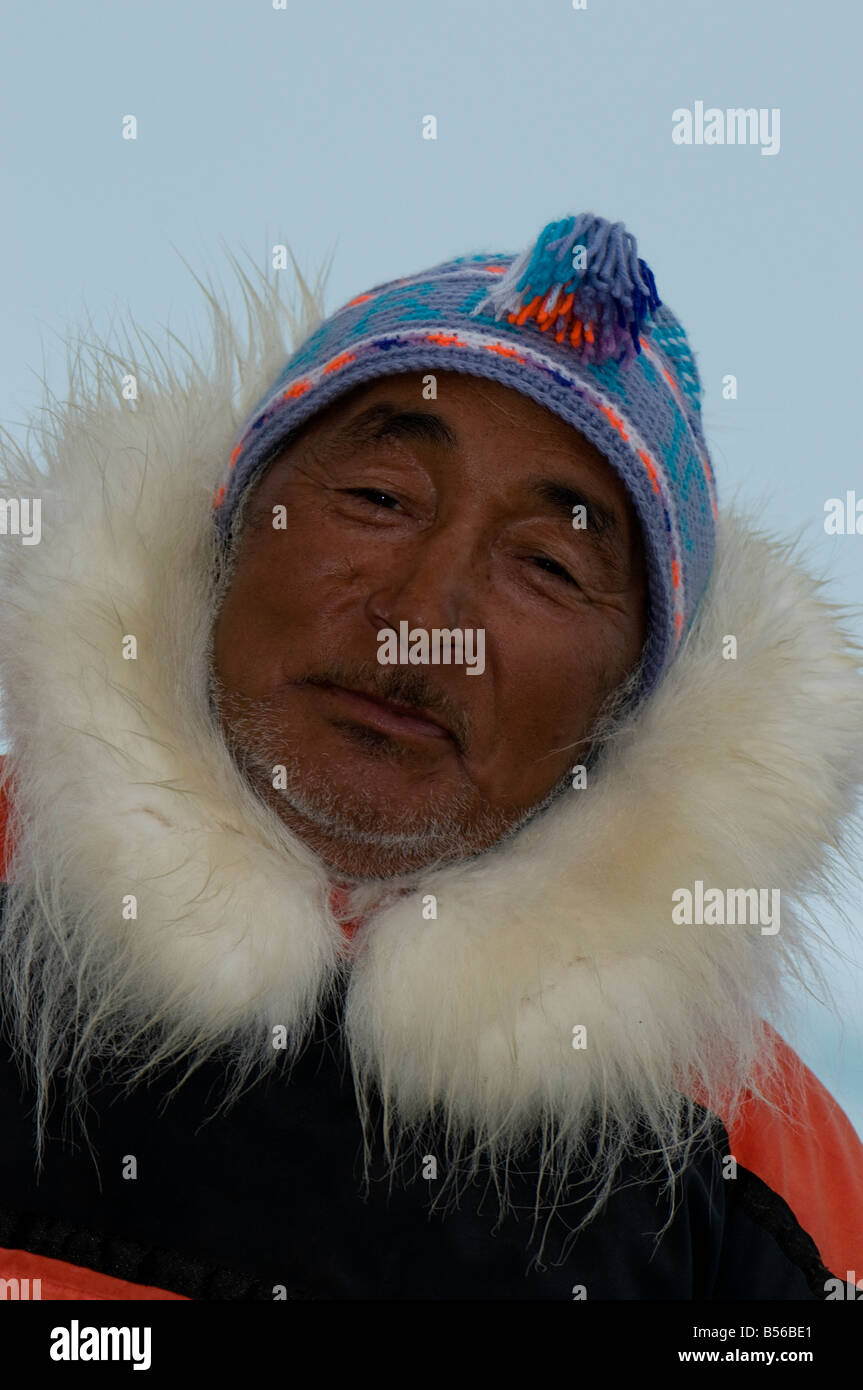Inuit-Jäger Jake Awa von Pond Inlet trägt einen traditionellen Parka ...