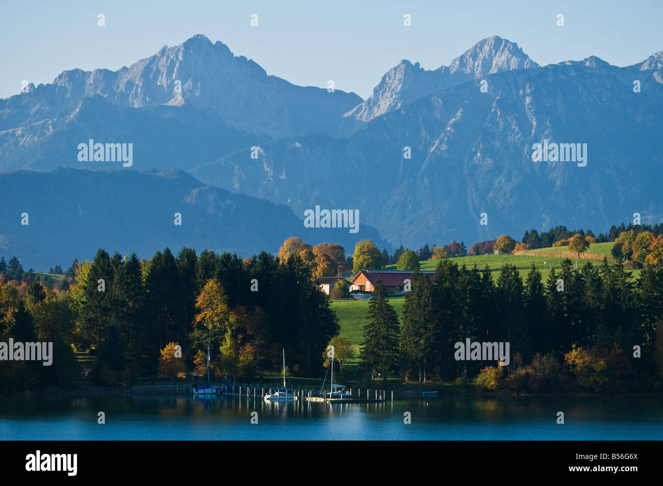 Kleine dock am Forggensee und Allgäuer Alpen in der Ferne, Bayern ...