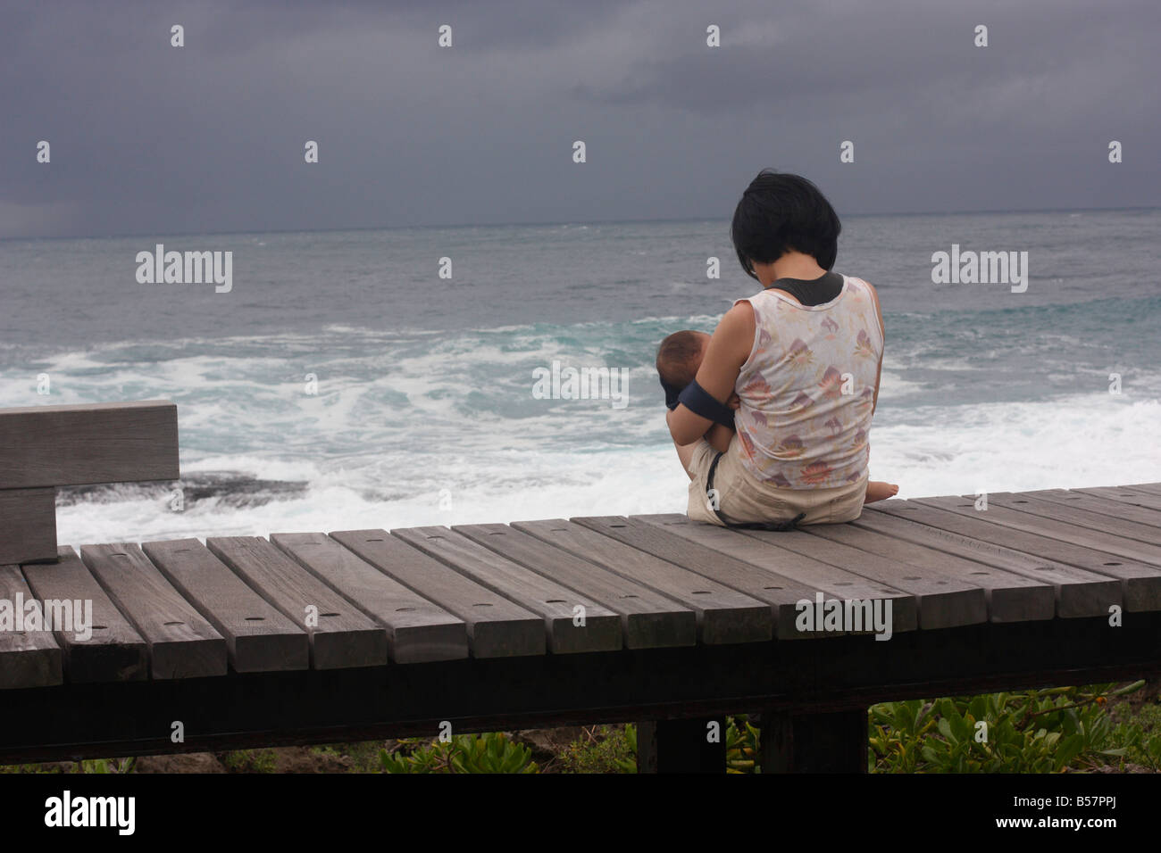 Breastfeeding baby park -Fotos und -Bildmaterial in hoher Auflösung – Alamy