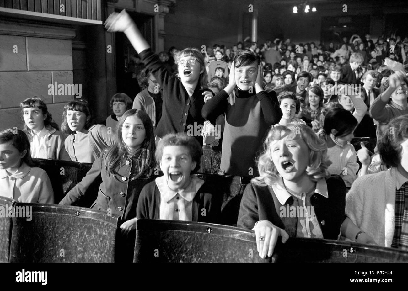 Screaming girls beatles fans -Fotos und -Bildmaterial in hoher ...