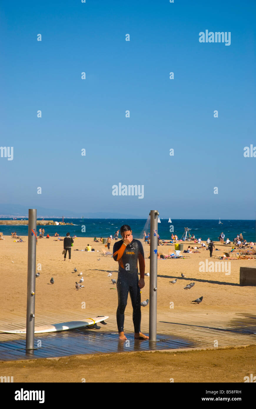 Mann mit einer Dusche am Strand Platja De La Barceloneta in Barcelona ...