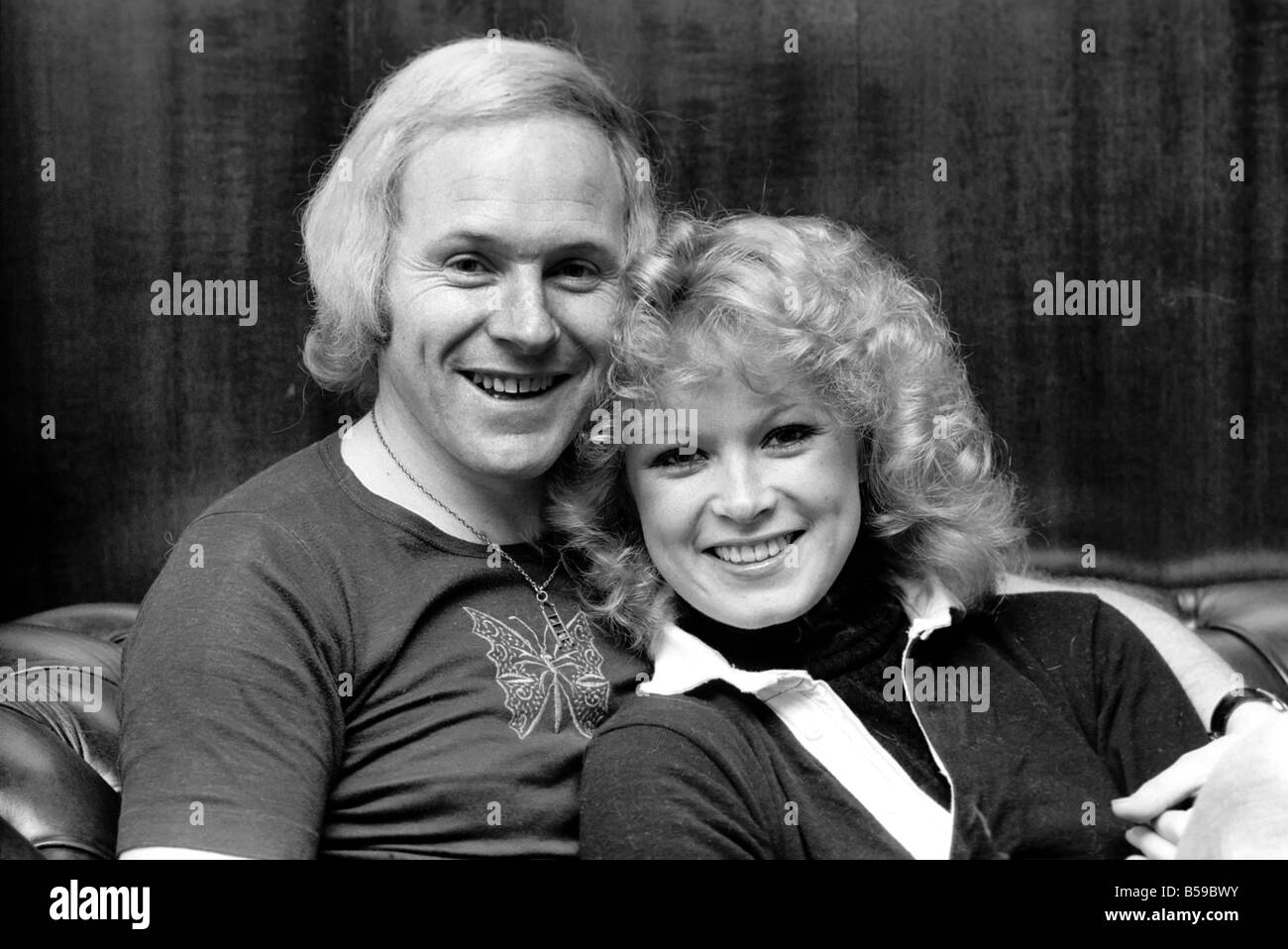 DJ David Hamilton (33) und Freundin Angela Downing (21). April 1975 75 ...