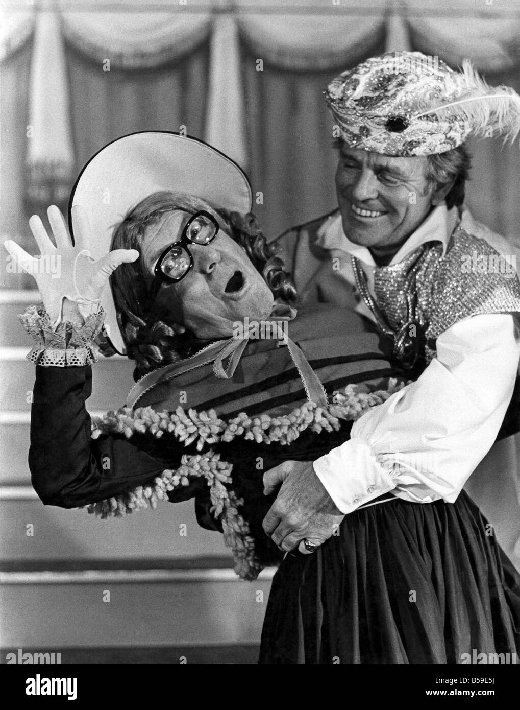 Szene aus der Pantomime Babes im Holz, im Hippodrom in Bristol ...