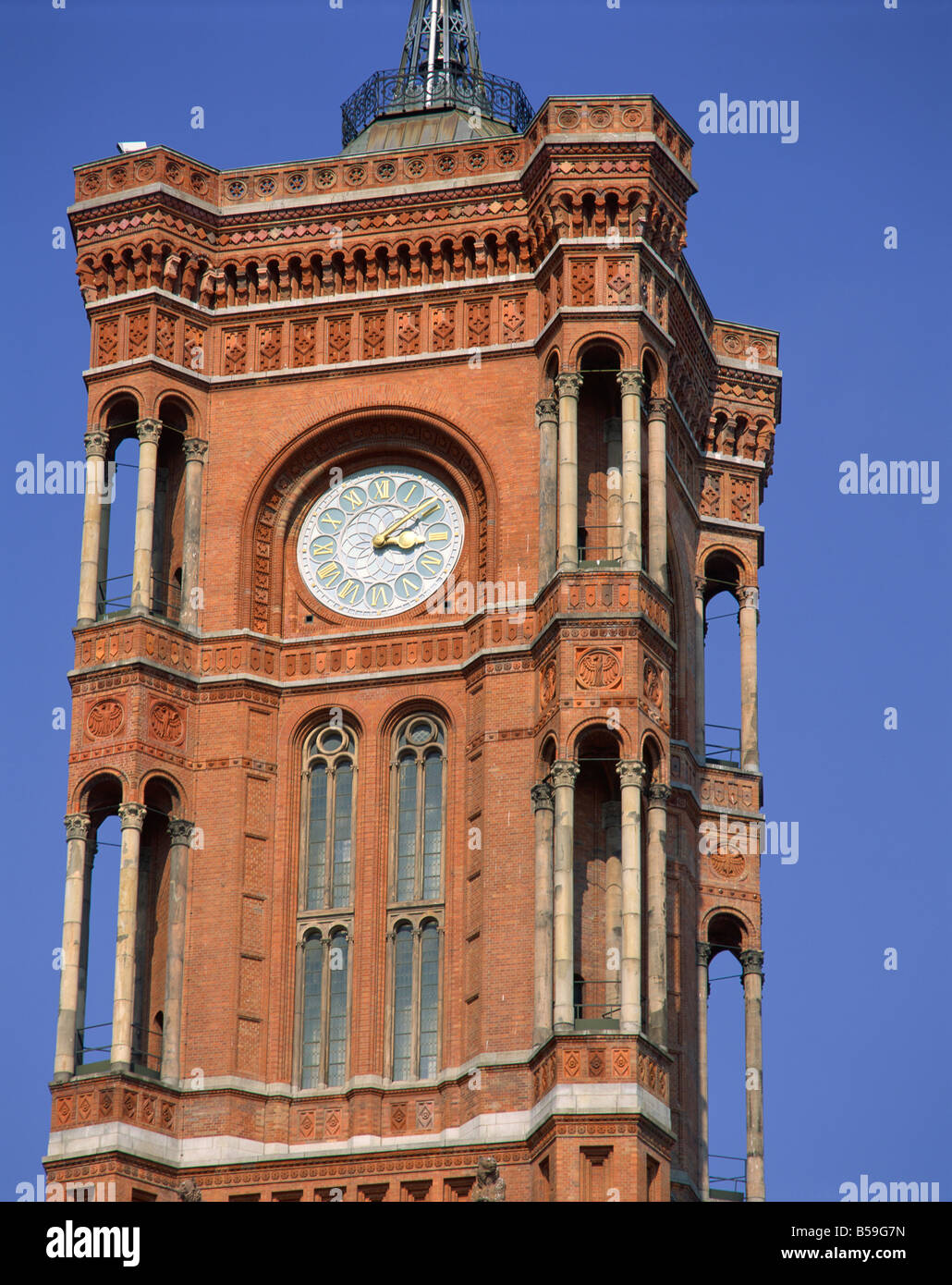 Rote rathaus turm -Fotos und -Bildmaterial in hoher Auflösung – Alamy