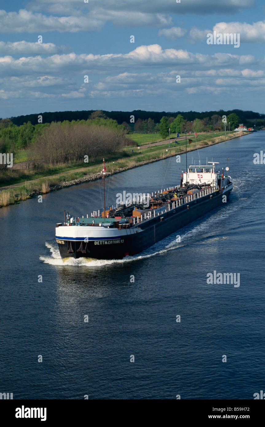 Lastkahn anzulaufen Nord-Ostsee-Kanal Deutschland G Hellier Stockfotografie - Alamy
