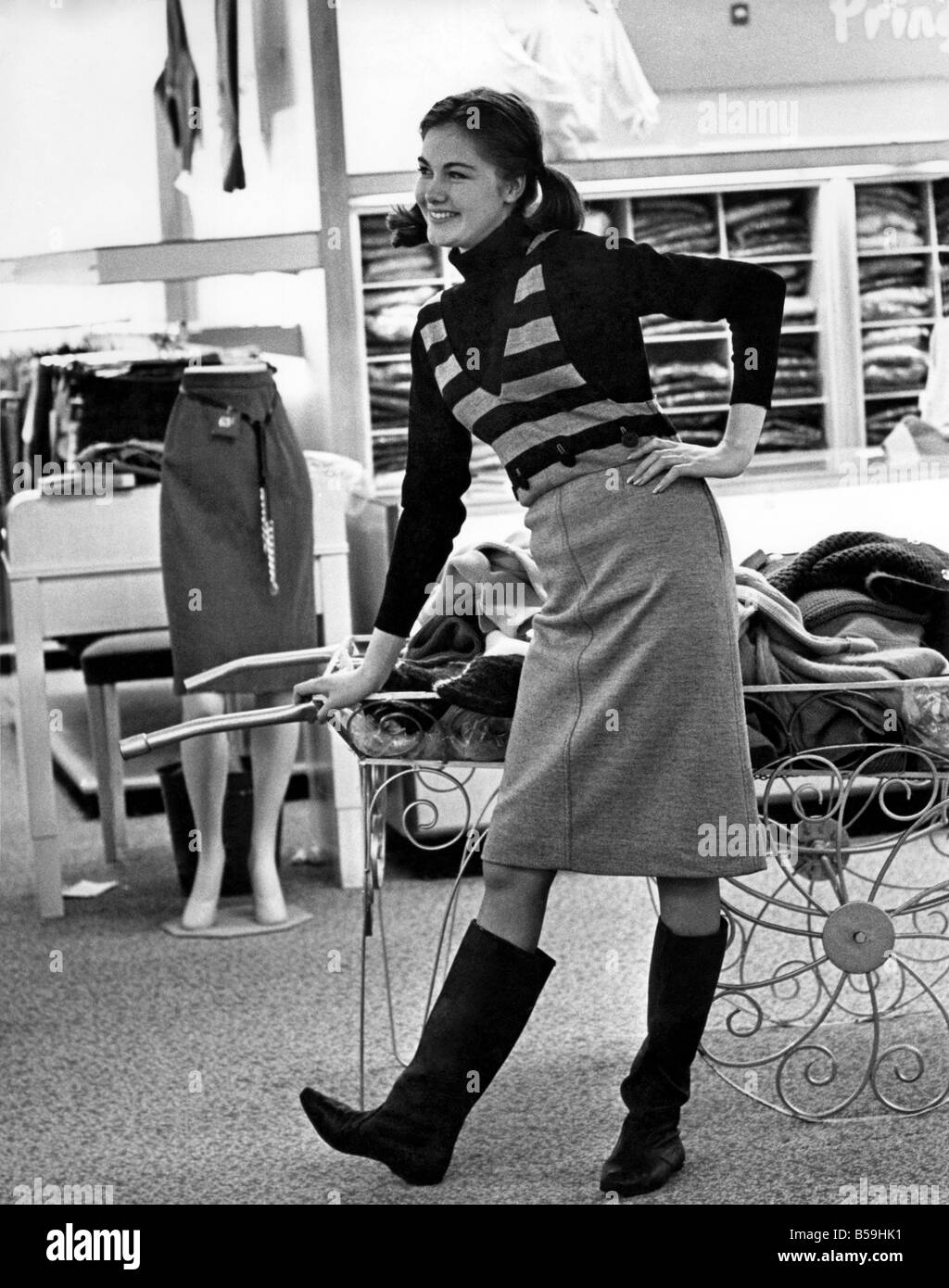 Mode 1963: Modell tragen knielangen Rock mit einer zweiteiligen Tunika ...