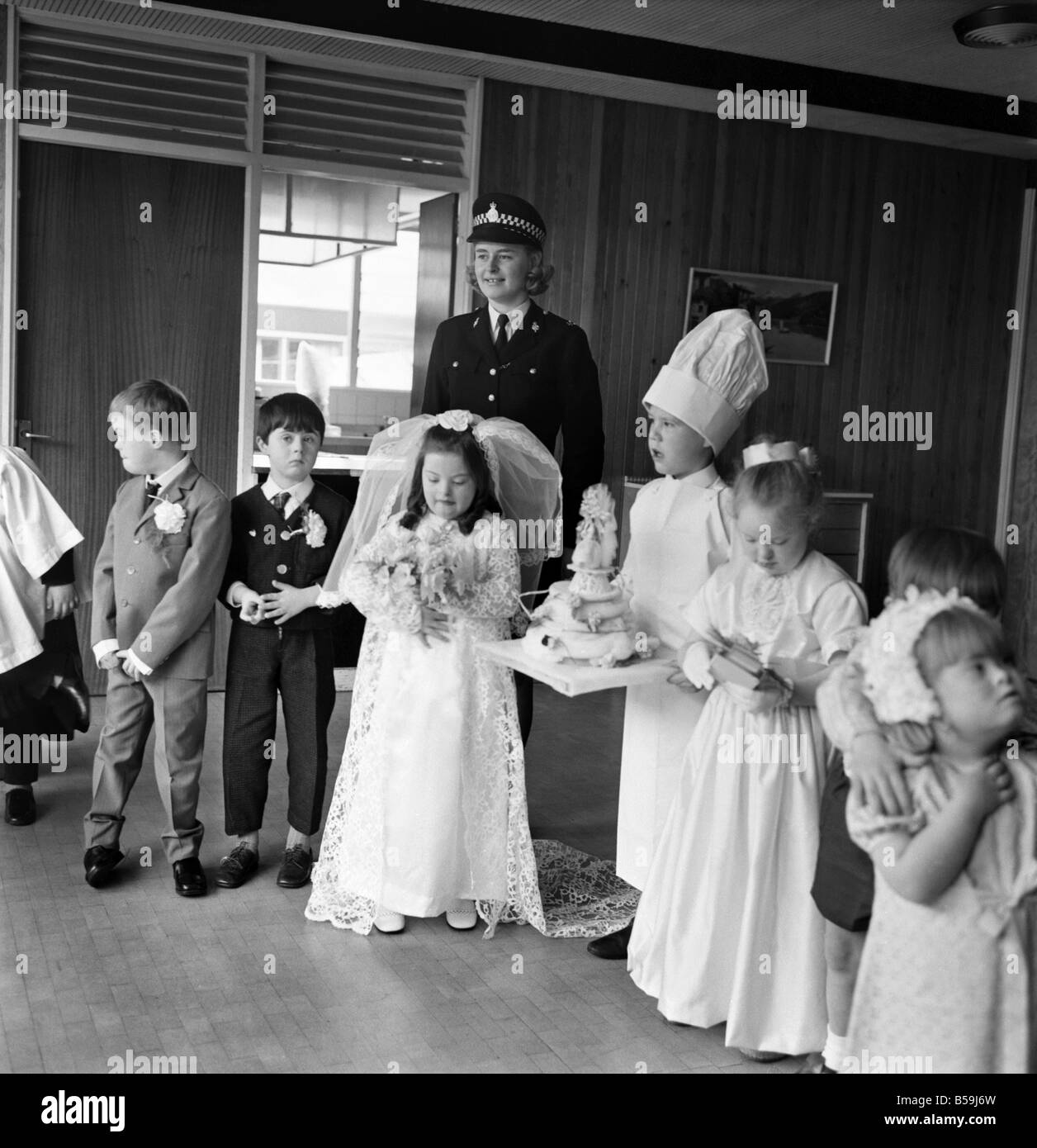 Kinder Hochzeit hat die Polizei Wache: Polizei bewachen für Kind-Braut ...