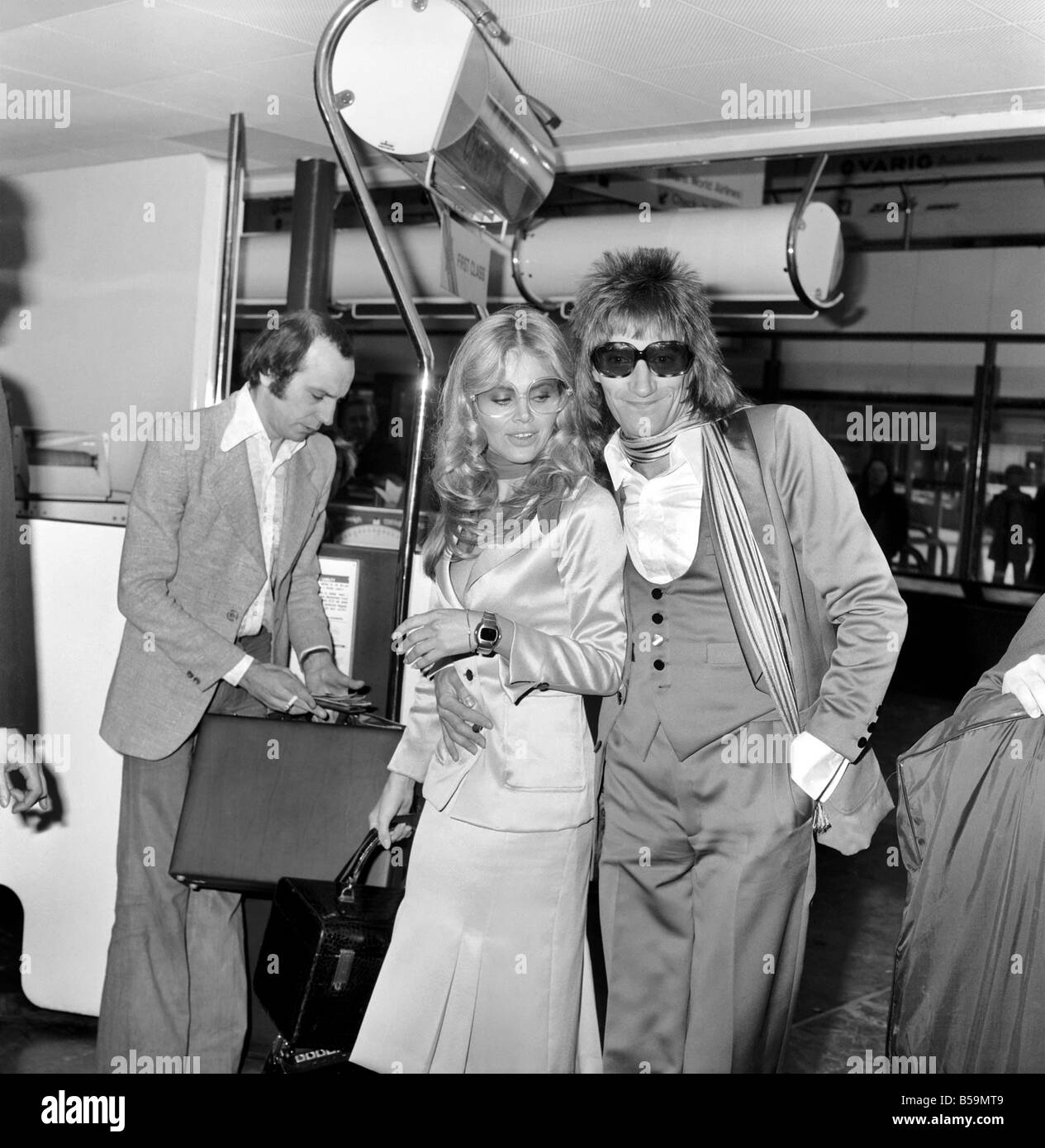 Rod Stewart und Britt Ekland. April 1975 75-1775-001 Stockfotografie ...