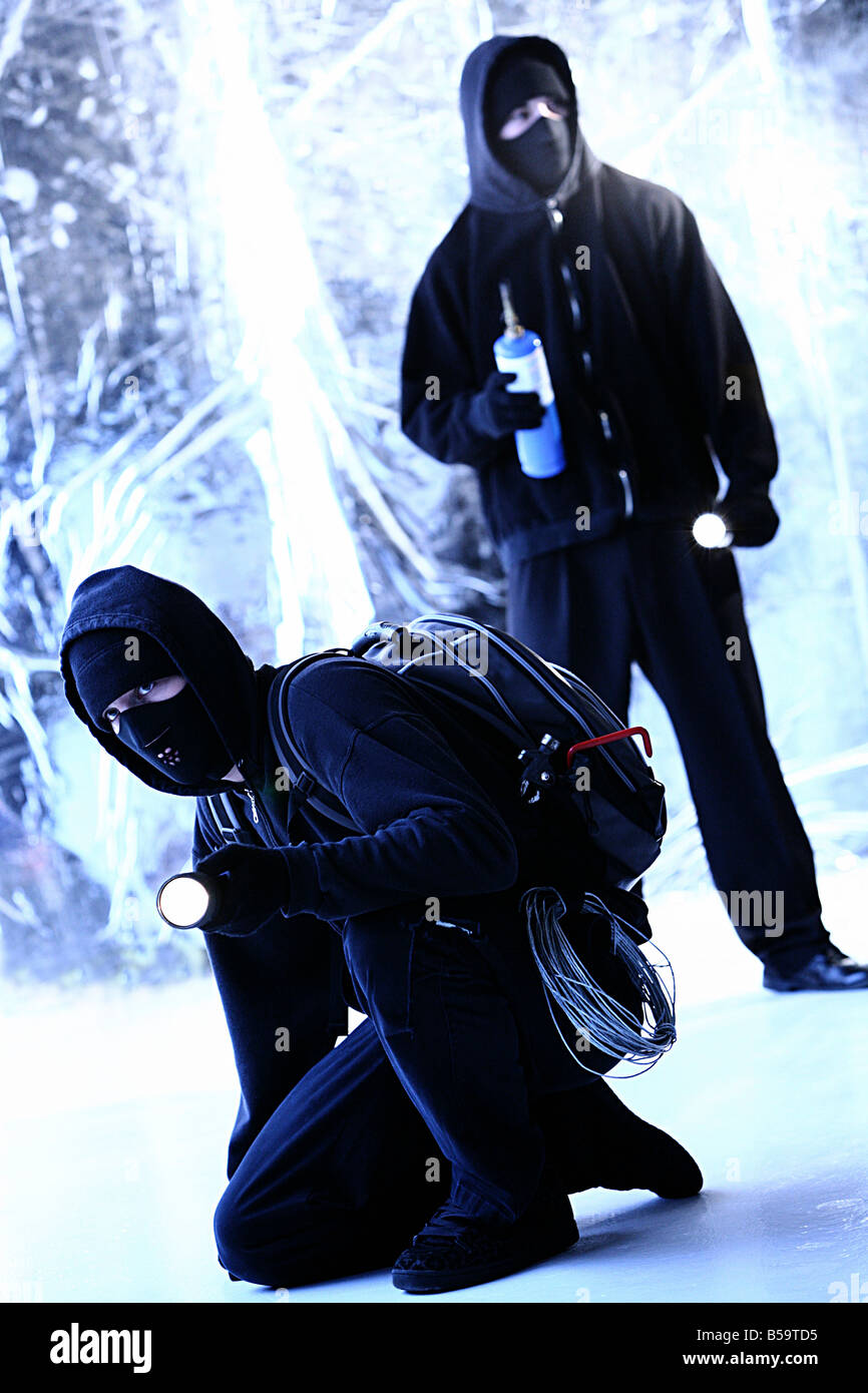 Zwei Diebe in schwarz gekleidet Stockfotografie - Alamy