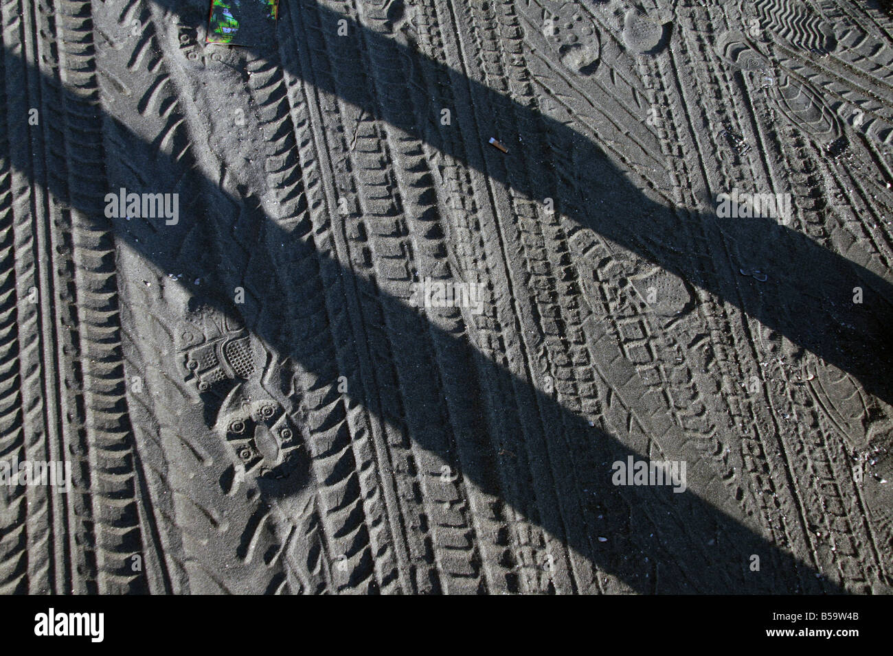 Trainer footprint in sand -Fotos und -Bildmaterial in hoher Auflösung ...