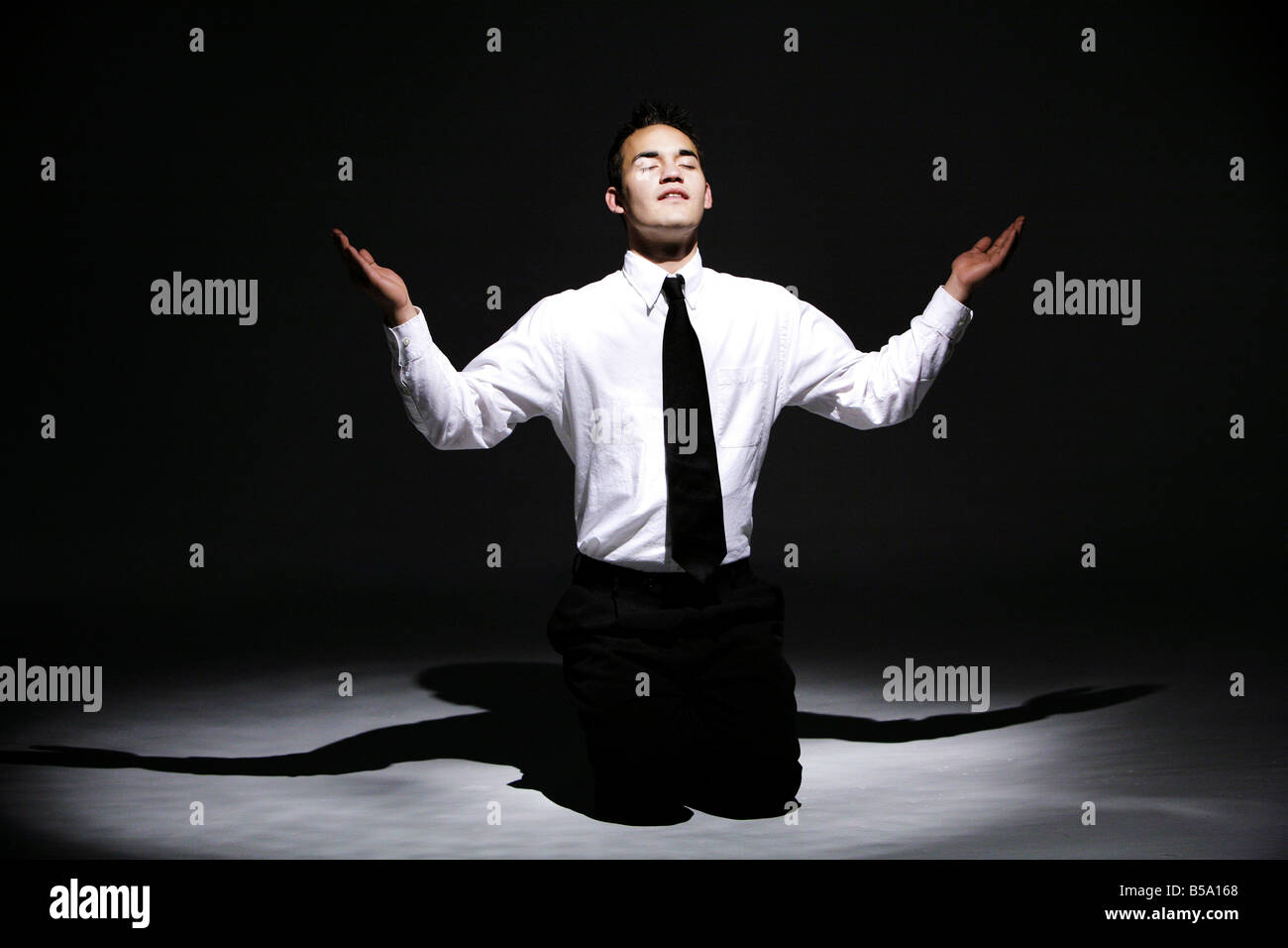 Mann auf knien beten -Fotos und -Bildmaterial in hoher Auflösung – Alamy