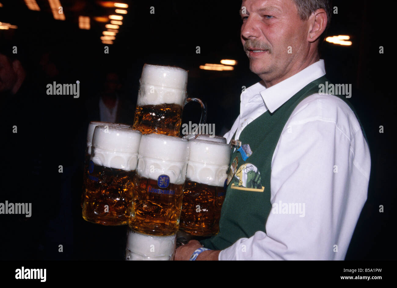 Jährliche Oktoberfest Bier großen Festspielhaus leuchtet auf Decke ...