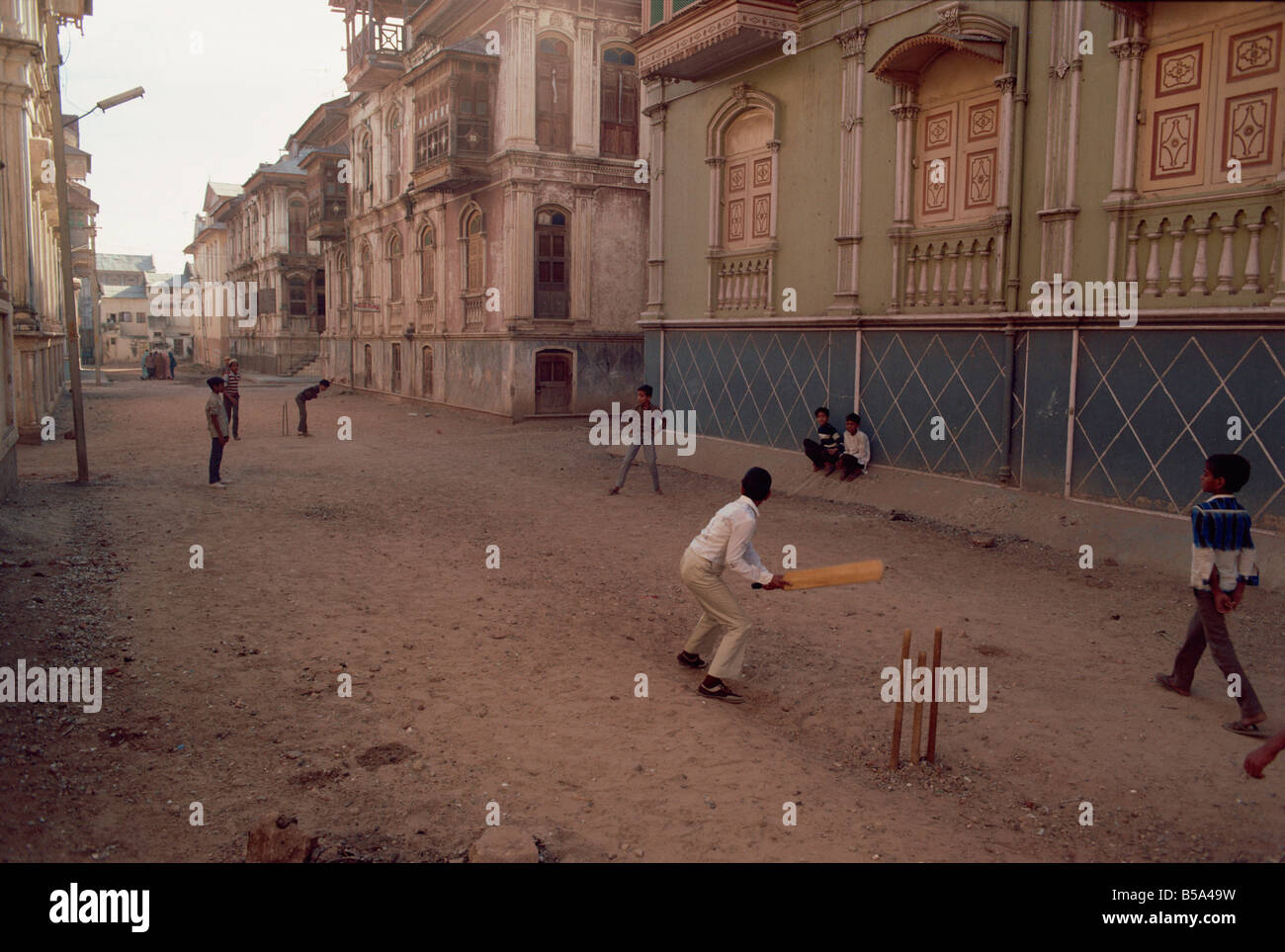 Kinder spielen Cricket in der Straße Sidpur Indien Asien ...
