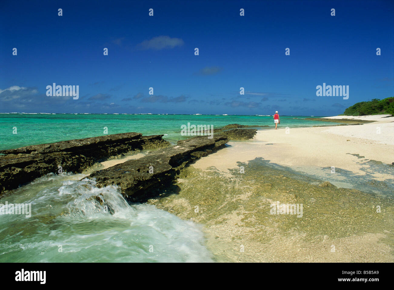 Einsame Figur am Strand, Maninita, Vava'u Inselgruppe, Tonga ...