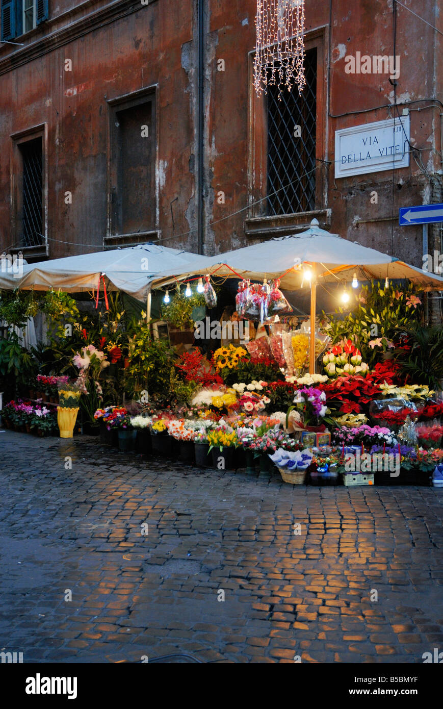Flower stall italy rome -Fotos und -Bildmaterial in hoher Auflösung – Alamy
