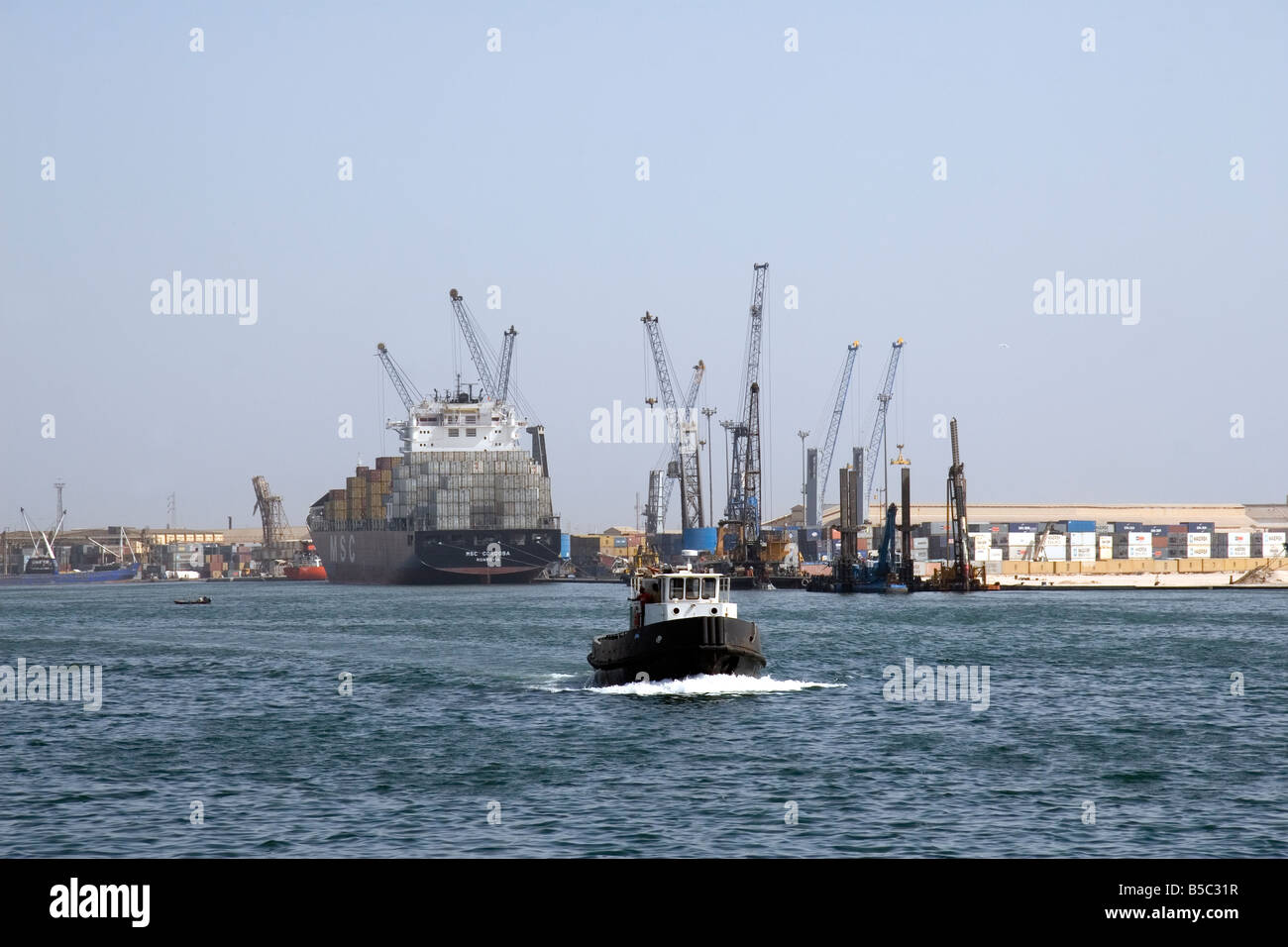 Hafen-Szene Dakar Senegal mit deutschen Besitz Containerschiff MSC ...