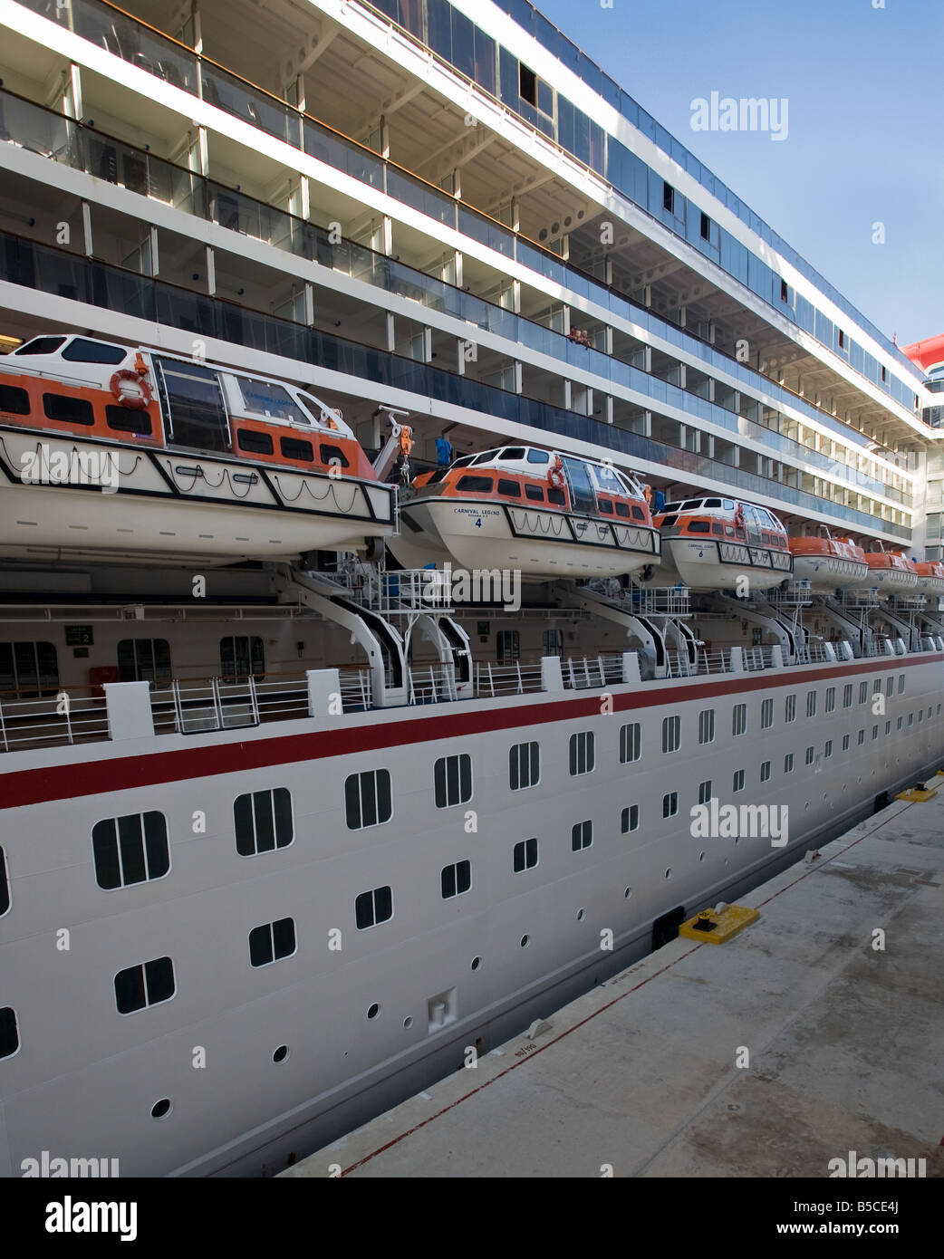 Seitenansicht eines Kreuzfahrtschiffes im Dock Stockfotografie - Alamy